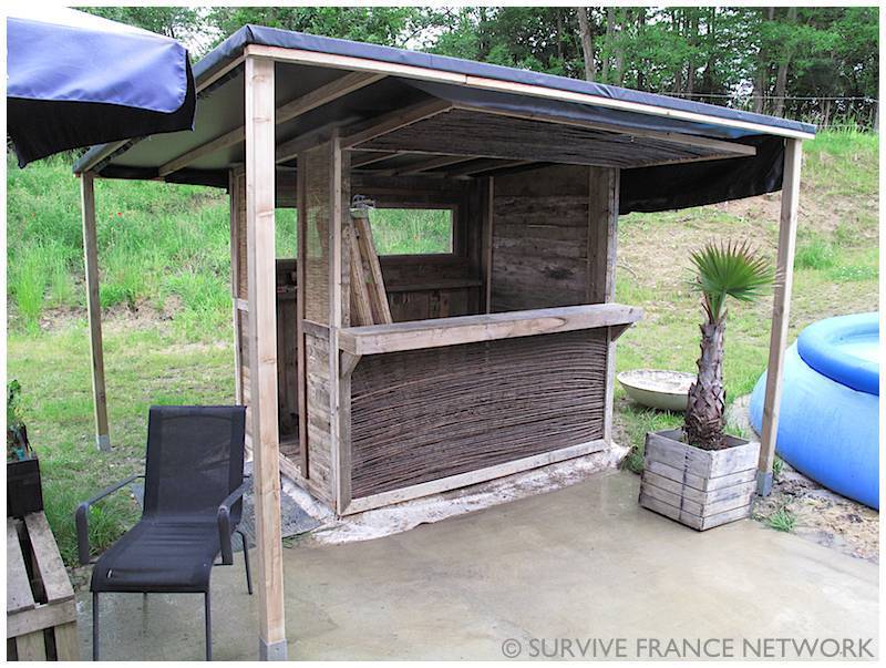 Making a beach bar from discarded pallets - DIY - Survive France